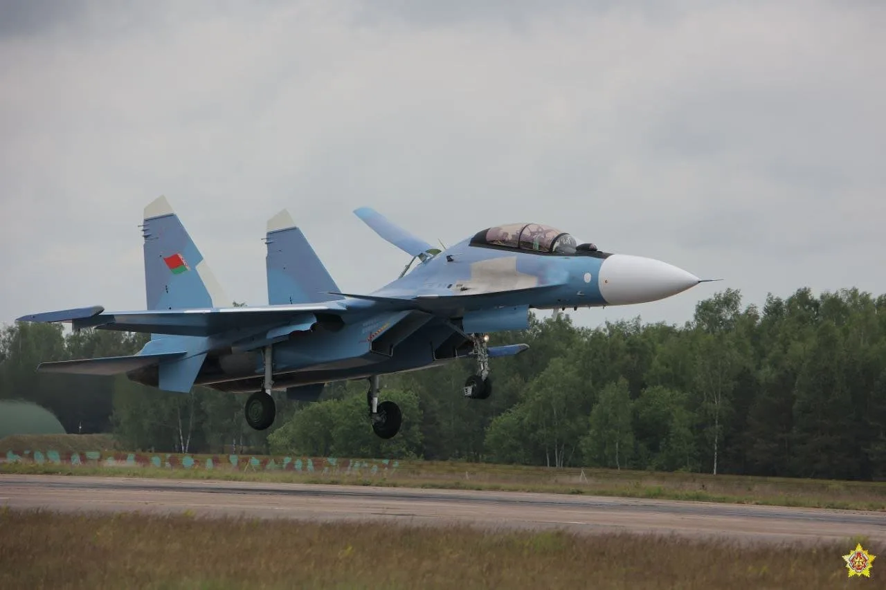 A Rússia concluiu a entrega de novos caças-bombardeiros Sukhoi Su-30SM2 ...