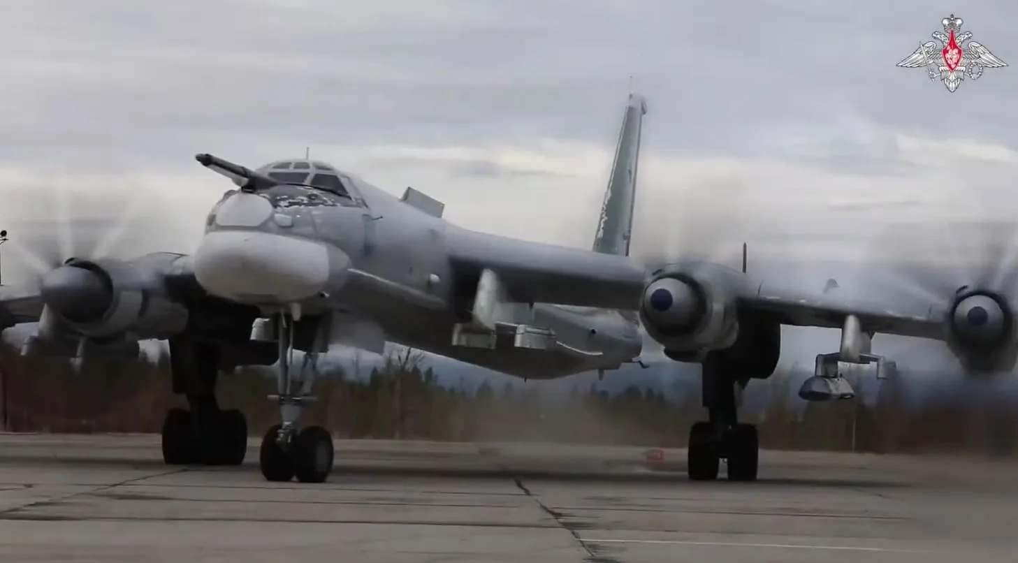 Nuevamente, las Fuerzas Aeroespaciales Rusas despliegan a sus bombarderos estratégicos Tu-95MS ...
