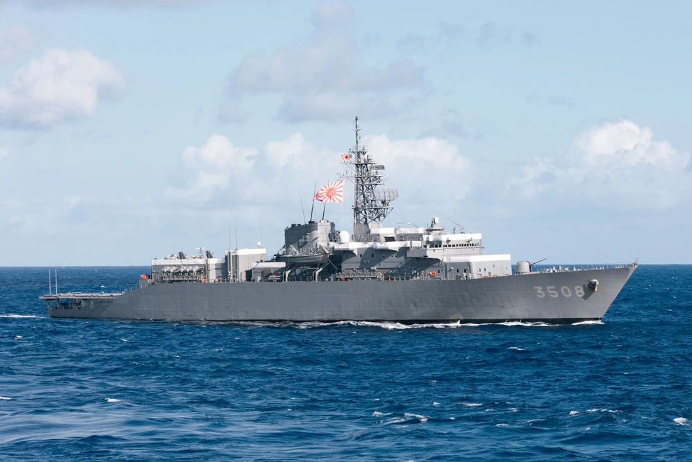 El buque escuela JS Kashima y el destructor JS Shimakaze de la Fuerza ...