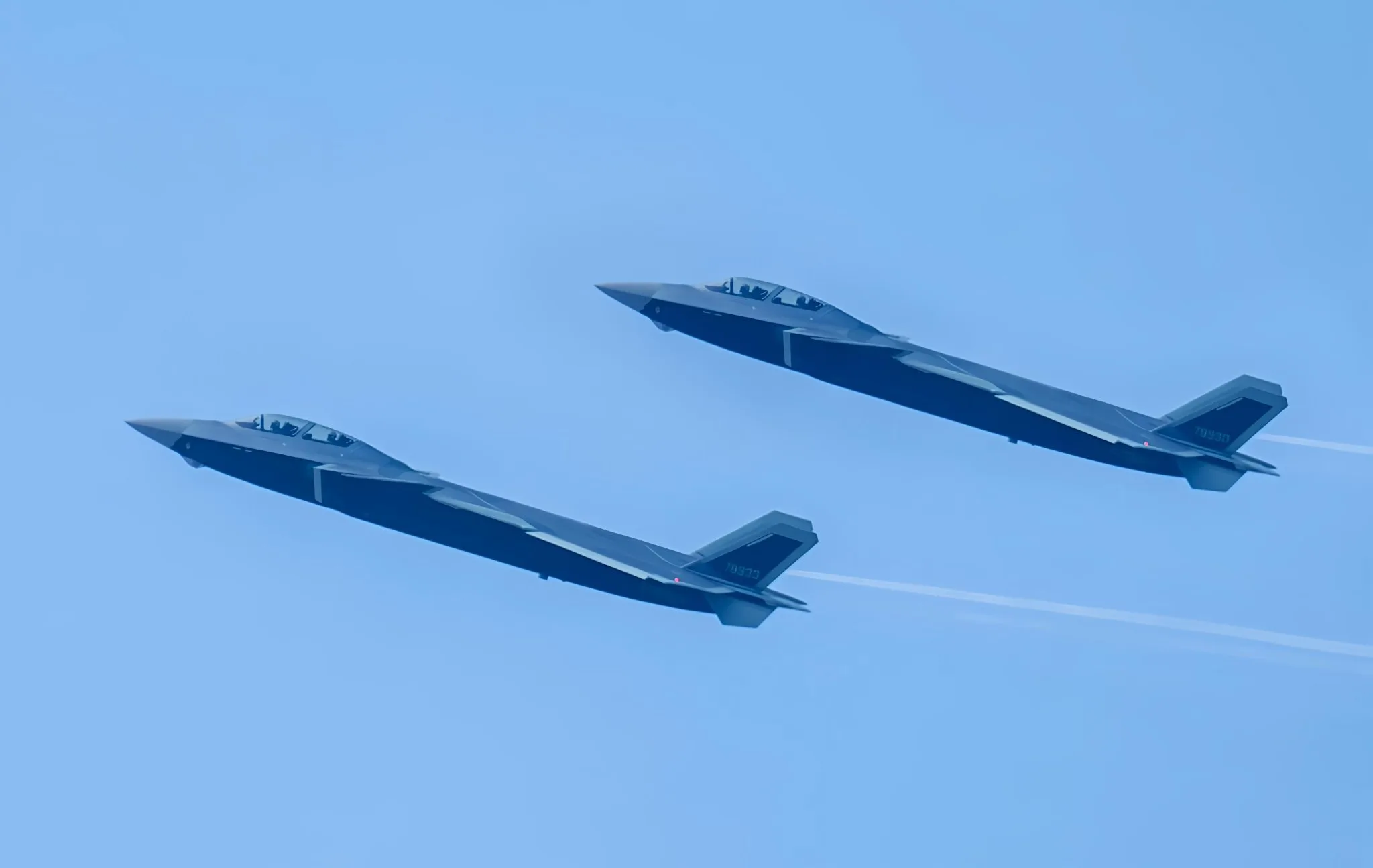 La nueva versión biplaza del caza furtivo J-20 de la Fuerza Aérea de China podría haber sido ...
