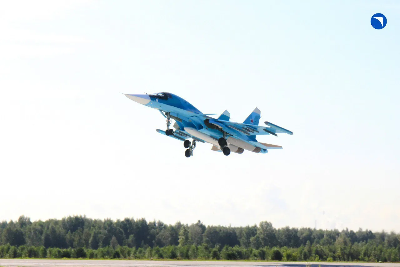 Las Fuerzas Aeroespaciales Rusas recibieron el segundo lote de nuevos cazabombarderos Sukhoi Su ...