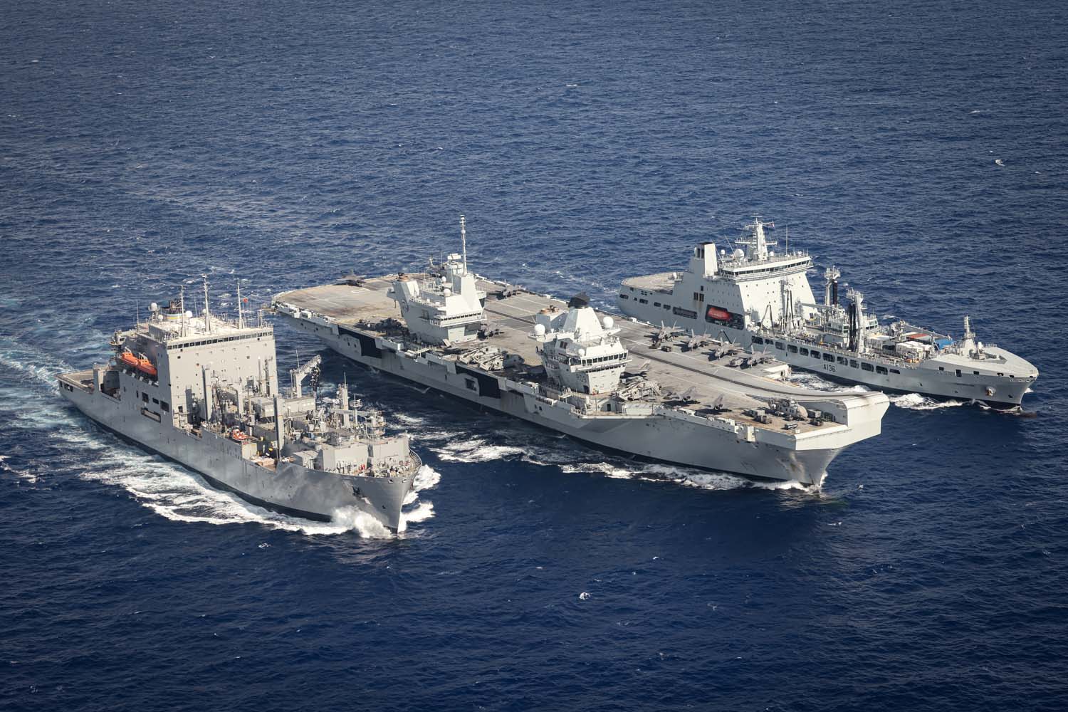 Durante su travesía hacia Japón, el portaaviones británico HMS Prince ...