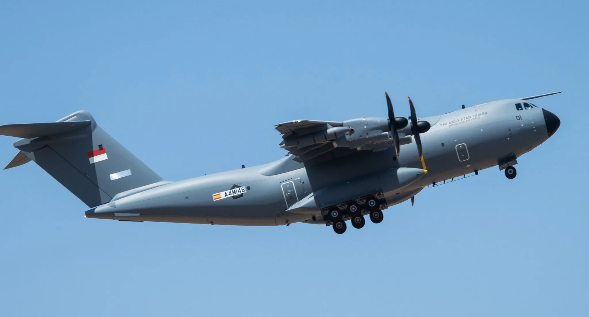 Es registrado el vuelo del primer avión Airbus A400M construido en España para la Fuerza Aérea ...
