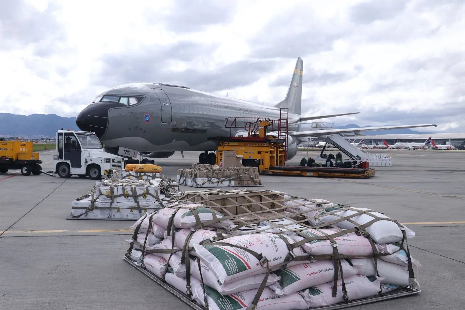 La Fuerza Aeroespacial Colombiana desplegó un avión de transporte C-40 ...